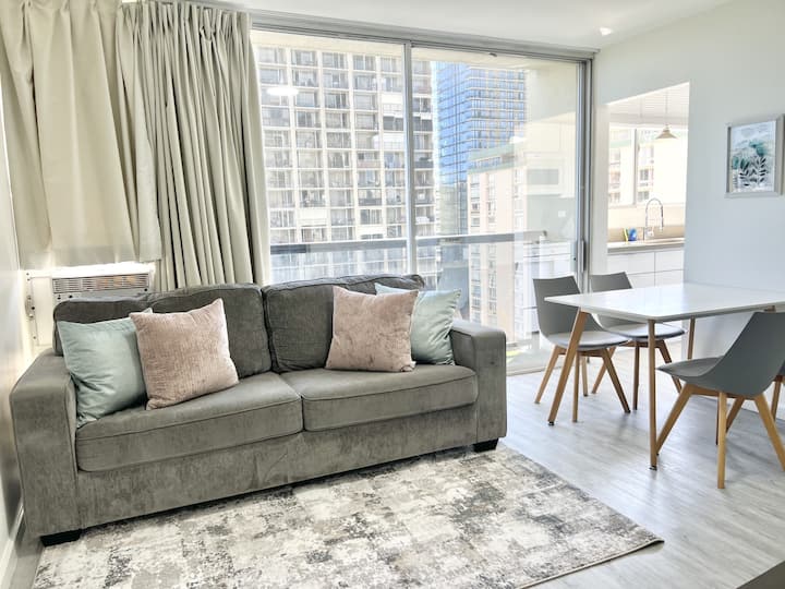 Central Renovated Condo In Waikiki With Parking! - Hawaï
