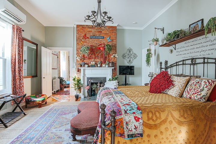 The Bohemian Suite: Walk Downtown! - Staunton, VA