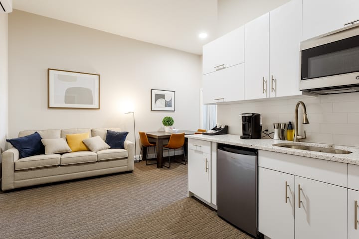 Cozy Hotel Suite Ideal For 4 (1 Bedroom) (P1-102) - Dorval