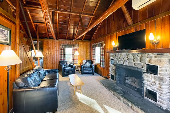 Poconos Lake Front Log Cabin On Private Resort - Tannersville, PA