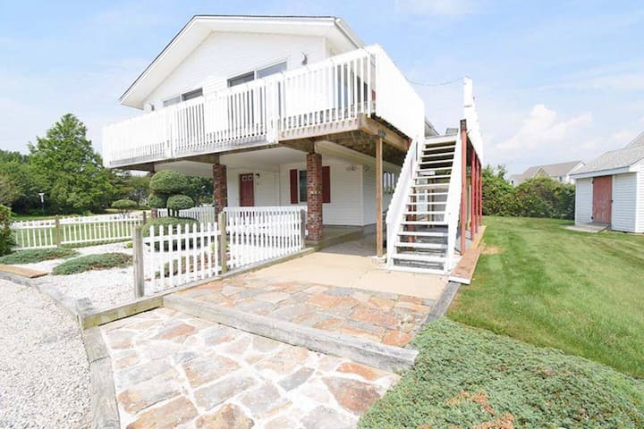 Pristine Summer Rental! / Walk To Beach - Narragansett, RI