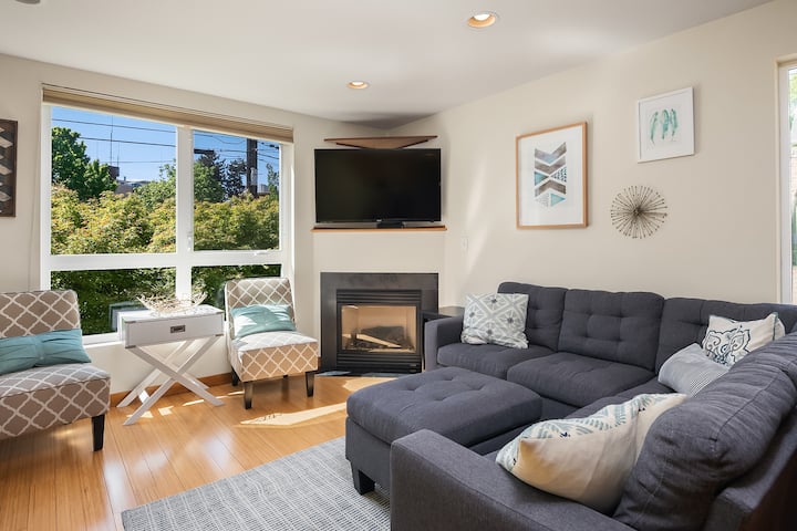 Seattle Vacation Home: Capitol Hill - 3 Bed/2.5 Bath, Great Location - Seattle, WA