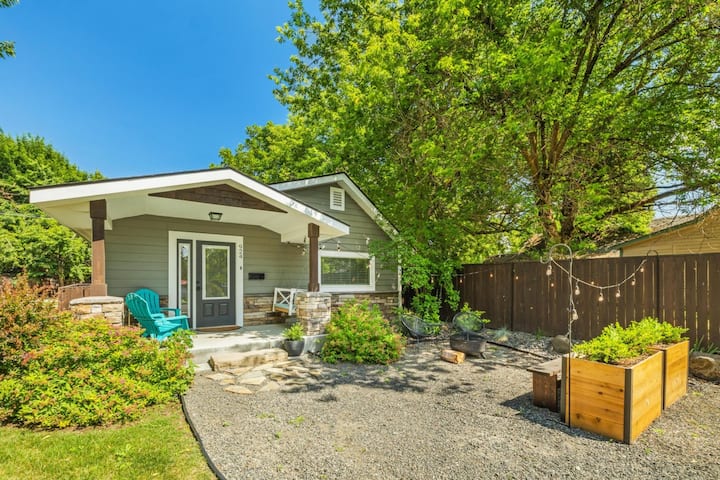 Midtown Bungalow, 3 Blocks To Shops & Dining! - Coeur d'Alene, ID