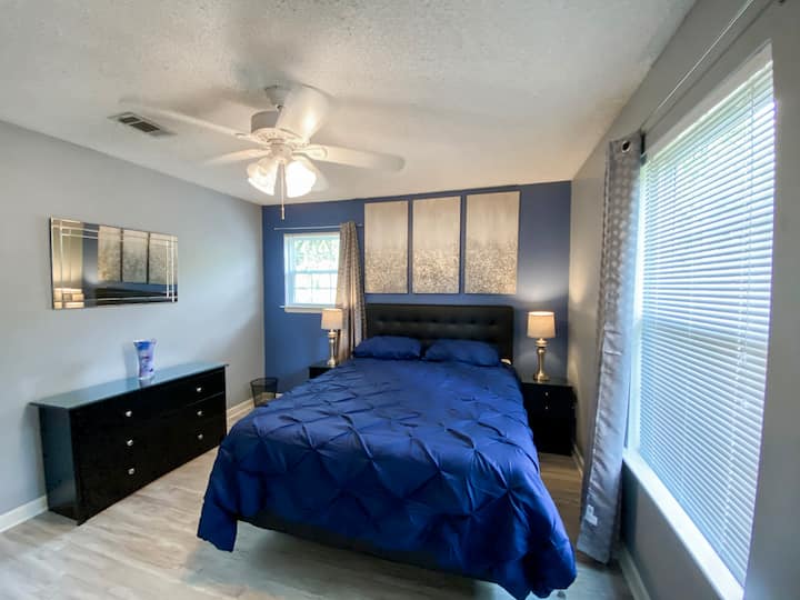 The Lakehouse - Pool & Lakefront! - Brent, FL