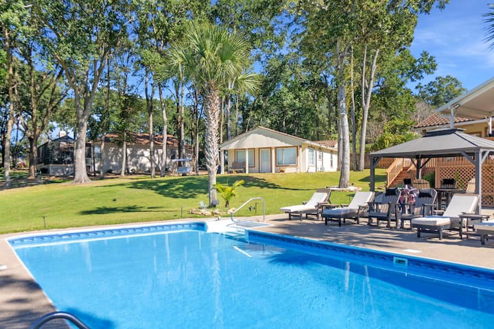 The Lakehouse - Pool & Lakefront! - Brent, FL