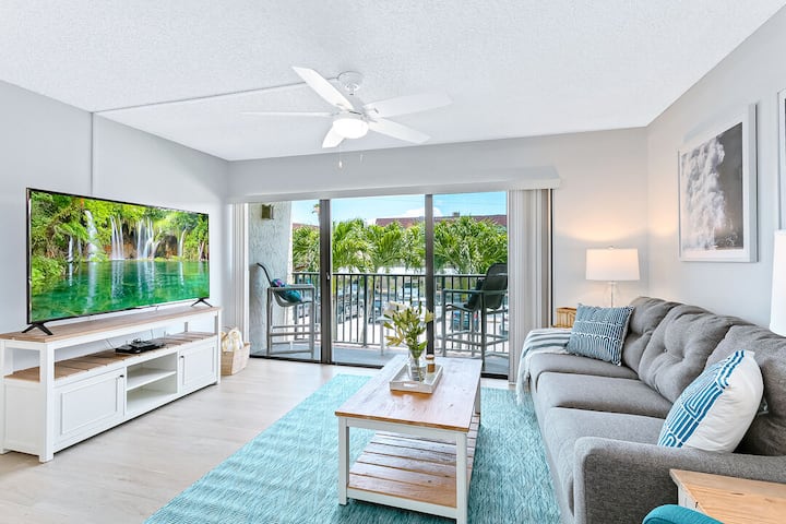 Sunny Shores Retreat W/ Pool & Balcony! - Cocoa Beach, FL