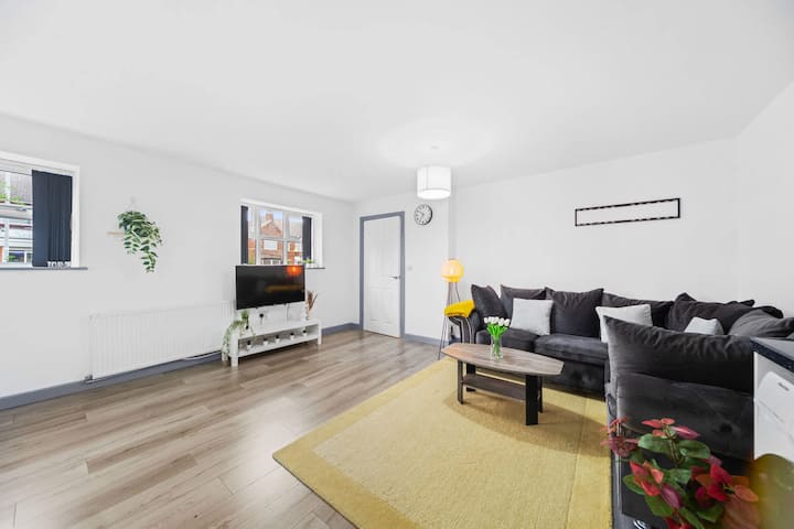 2br Home | Discount For Long Stays | Free Parking - Leeds