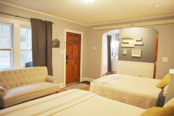 Cozy Hideaway On Main, Farmhouse Unit - Deadwood, SD
