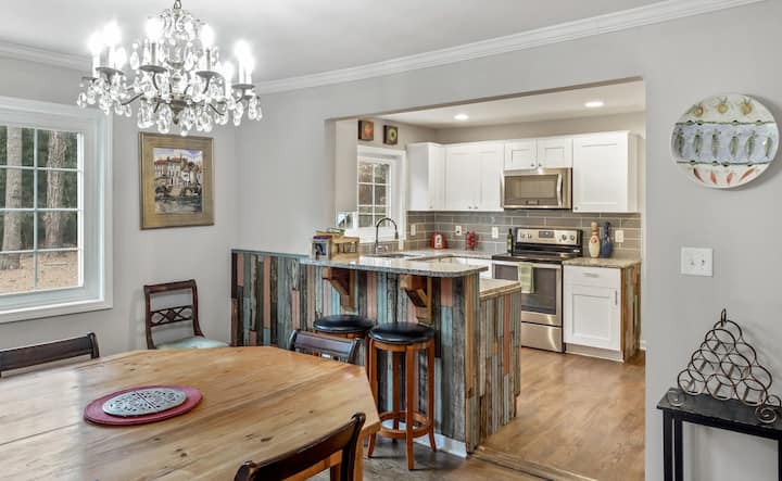 Lovely Llama-stay Farm Cottage - Atlanta, GA