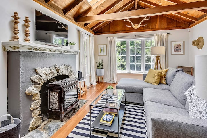 Sunshine Grove - Stylish Retreat! Spa, Private. - Guerneville, CA