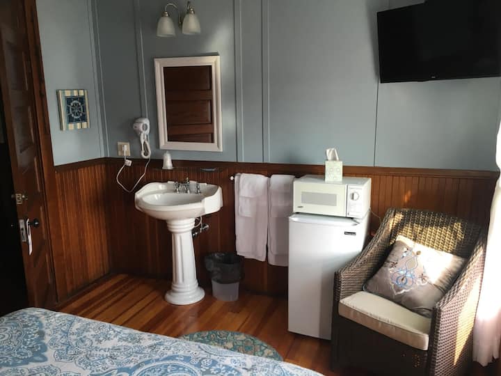 Elegant Beachfront Victorian Inn - Old Orchard Beach
