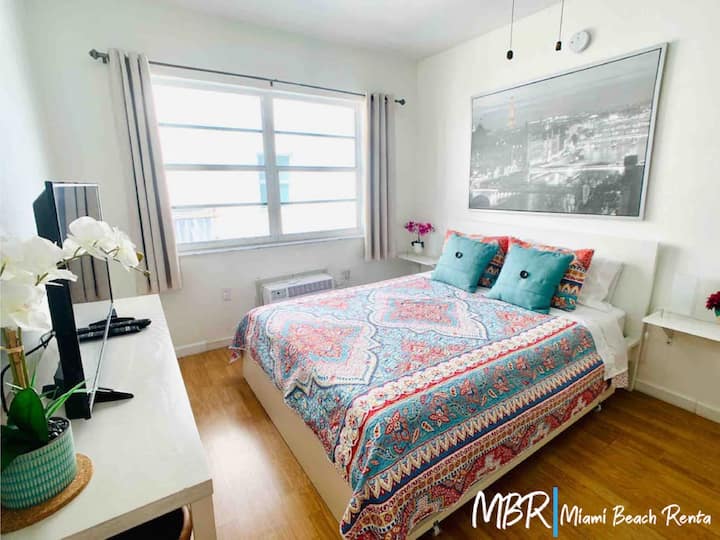 Beautiful Spacious Studio, A Block From The Beach - Miami Beach, FL