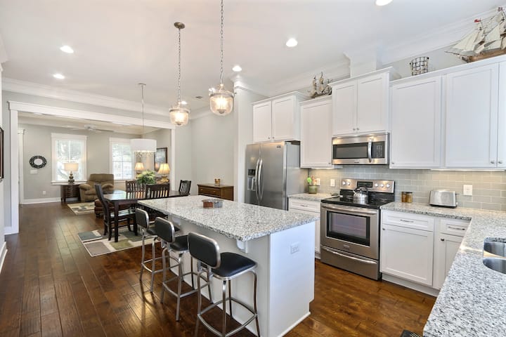 Gwinnett's Luxury Cottage- Parking Spot Included!