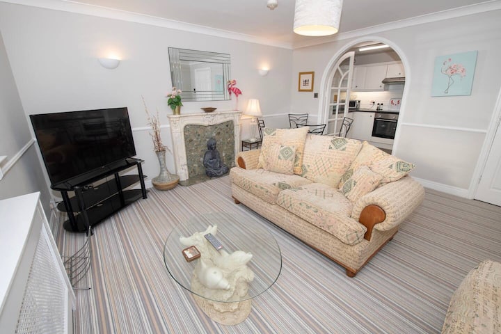 Two Bed Apartment With Seaview - Great Location! - Scarborough