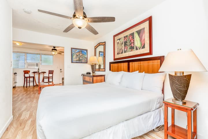 Steps From The Beach Family Retreat W/free Parking - Honolulu