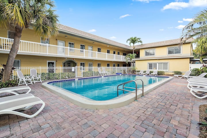 Luxury Retreat: Beach, Amenities & Free Parking - St. Pete Beach, FL