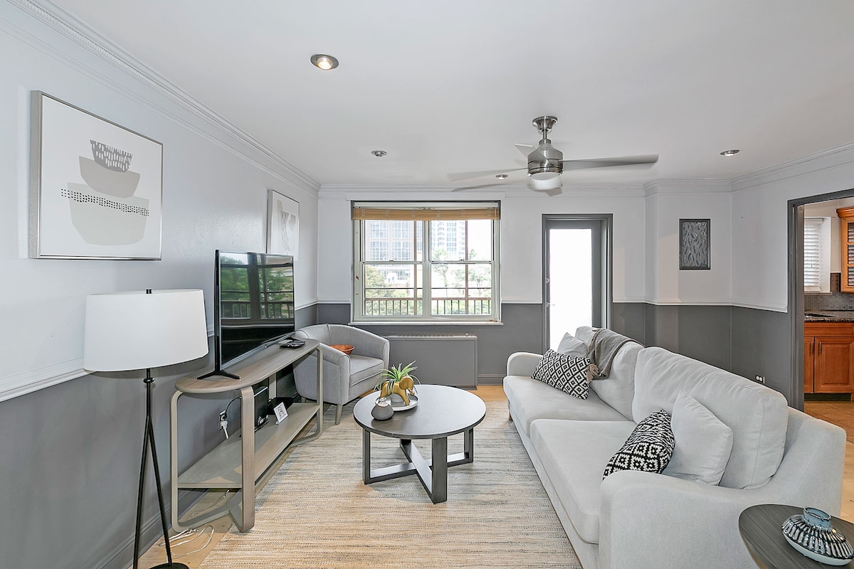 Downtown 1 Bedroom High Rise Condo with Balcony - Condominiums for Rent ...