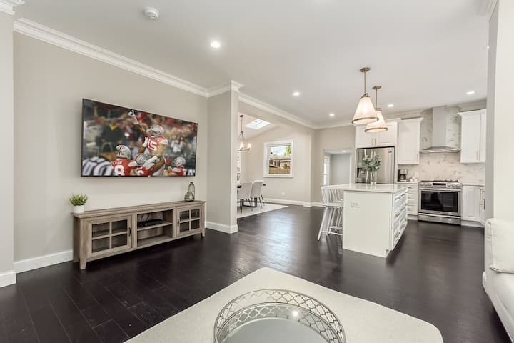 Luxe 4br W/ Outdoor Living! - 콜럼버스