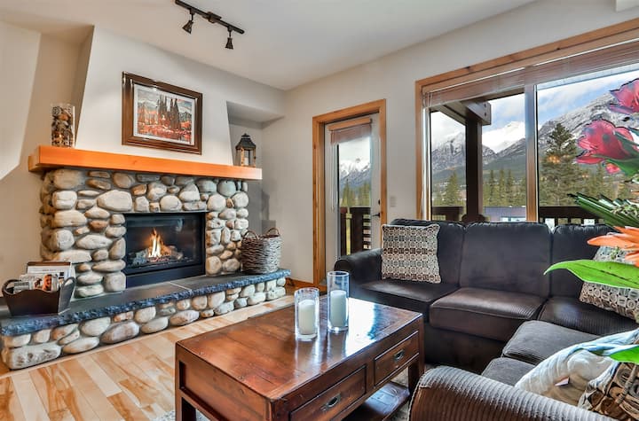 Spectacular Mountain Views In Rundle Cliffs Lodge - Alberta