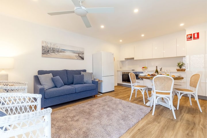 Hibiscus Court, 2/9 Government Road - Shoal Bay