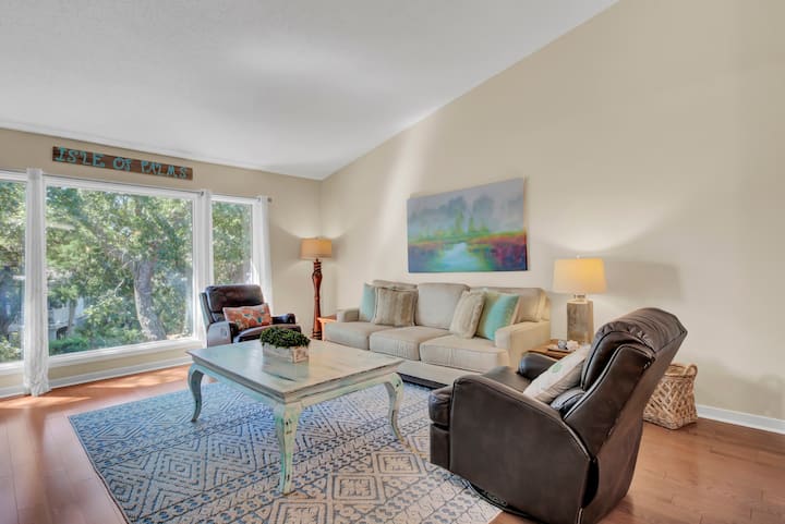 36 Lagoon Villa By Avantstay | Fishing Dock, Views - Isle of Palms, SC