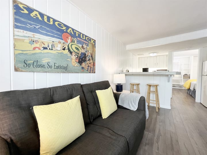 At Ease: Downtown Saugatuck Abode With Balcony - saugatuck, MI