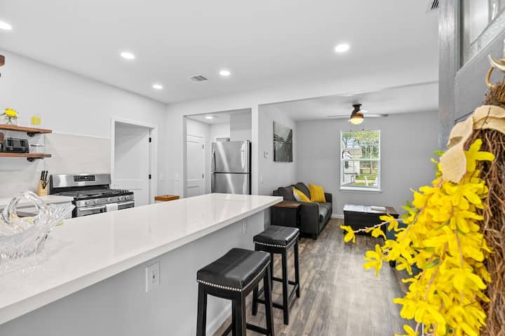 Charming Bungalow In Heart Of League City - League City, TX