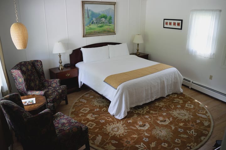 Harwood Hill Motel - Deluxe King - Bennington, VT