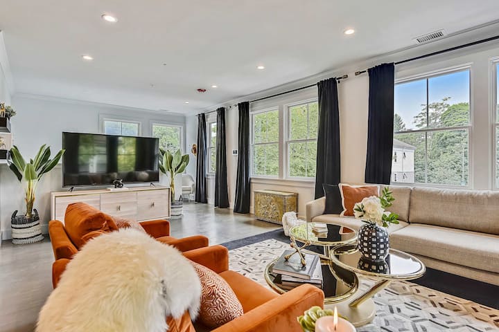 Elegant Treetop Retreat | Near T - Boston, MA