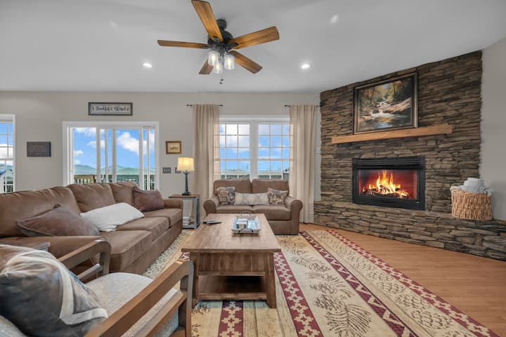 Blue Ridge View Cabin: Hot Tub, Pool Table, Pet-friendly, Near Blowing Rock & Parkway - Blue Ridge Mountains