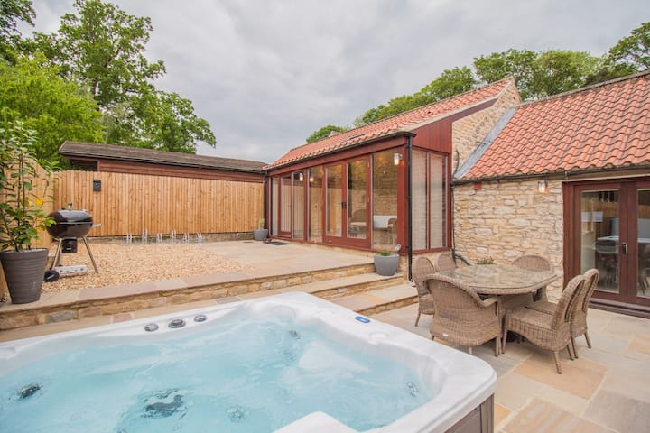 Dalby Cottage | Sleeps 6 - Hot Tub, Dog Friendly - 5* Gold - Thornton Dale