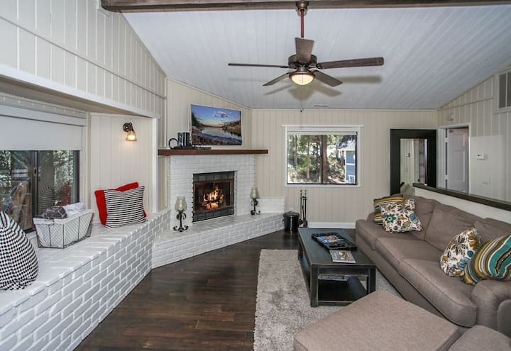 Stylish Retreat Near Bear Mountain - Big Bear Lake, CA