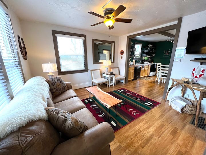 Walker's Place, Historic Home, Downtown Whitefish! - Whitefish, MT