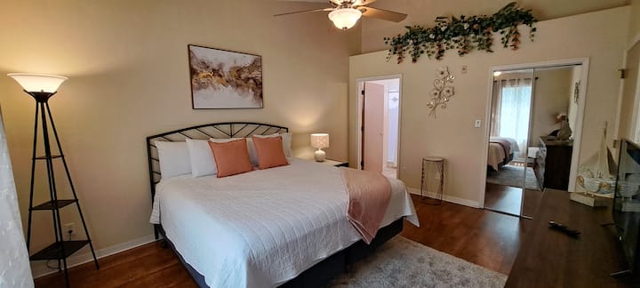 Near Disney 3br 2ba Guest Favorite Poolside Condo - Florida