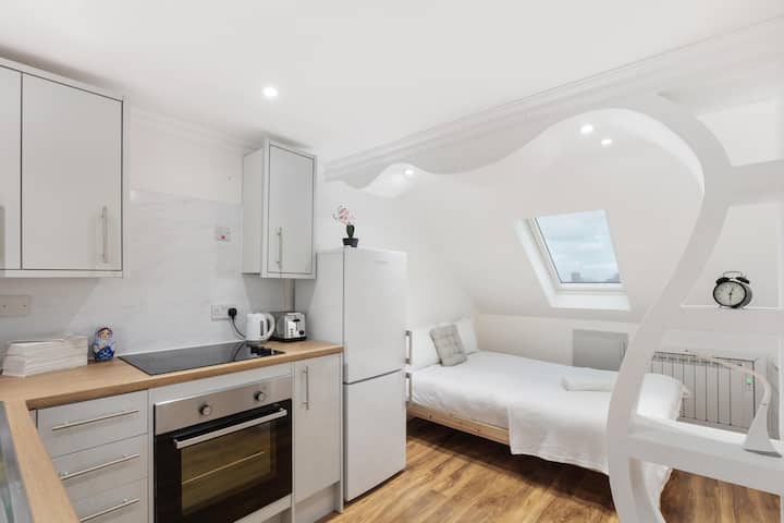 Bright And Cosy Loft Converted Studio Apartment! - Oxford