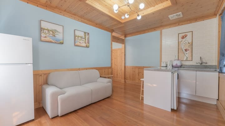 코발트 블루와 따뜻한 원목이 빈티지한 숙소 오울루 - Gyeongju-si