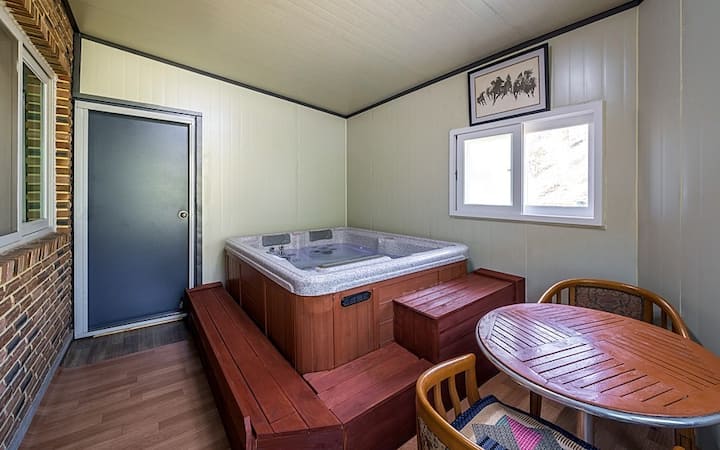 화려한 패턴의 인테리어가 돋보이는 시즐링선셋스파 - 양서면