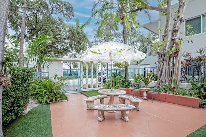 Sofi Villa #1, Queen  Bed, Kitchen, Free Parking - Miami Beach, FL