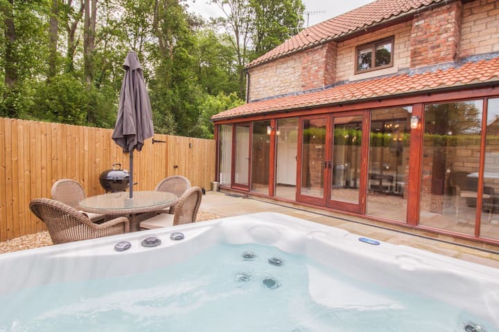 Rosedale Cottage | Sleeps 4 - Hot Tub, Dog Friendly - 5* Gold Award - Thornton Dale