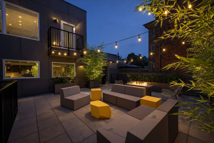 Bright Studio On Capitol Hill-amazing Rooftop Studio Bedroom Condo By Redawning - Seattle, WA