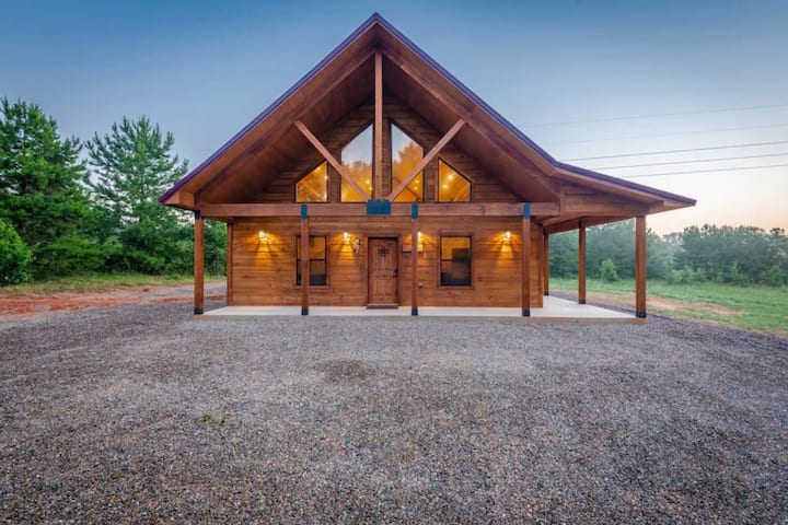 Chapparal Lodge | Hot Tub • Fire Pit • Pets - Broken Bow, OK