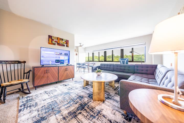 Plaza Penthouse: Parking, Gym, Views - SEA LIFE Kansas City