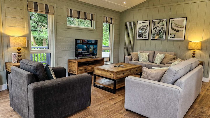 Sycamore Lodge | Sleeps 6 - Hot Tub, Dog Friendly - Malton