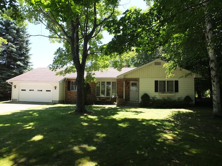 The Maple Cottage - Walk To Beach & Lake Michigan - フランクフォート, MI