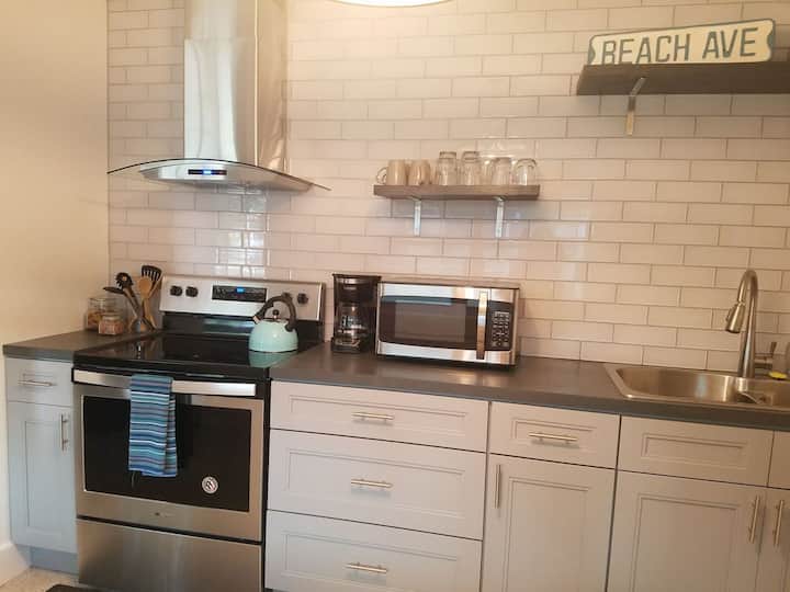02 Rustic Meets Beachy Apartment - Walk Downtown! - Dania Beach, FL