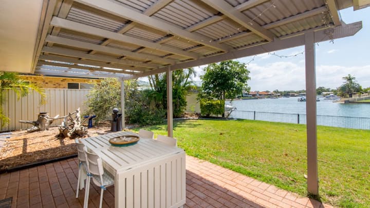 Lowset Home On The Canal - Brisbane
