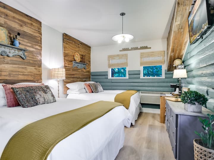 Cabins On The Square: Sunshine Suite #1 - Wimberley, TX