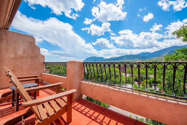 Steps To Downtown Shopping~views~pike's Peak Villa~ Perfect Location - Colorado Springs