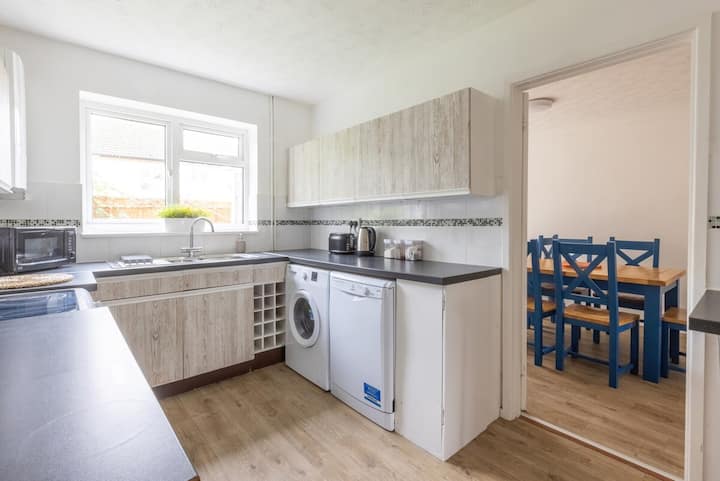 The Conifers - Lovely Family Home In Witney - Witney