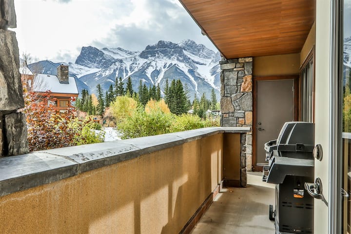 Stunning Mountain Views In Rundle Cliffs Lodge - Canmore